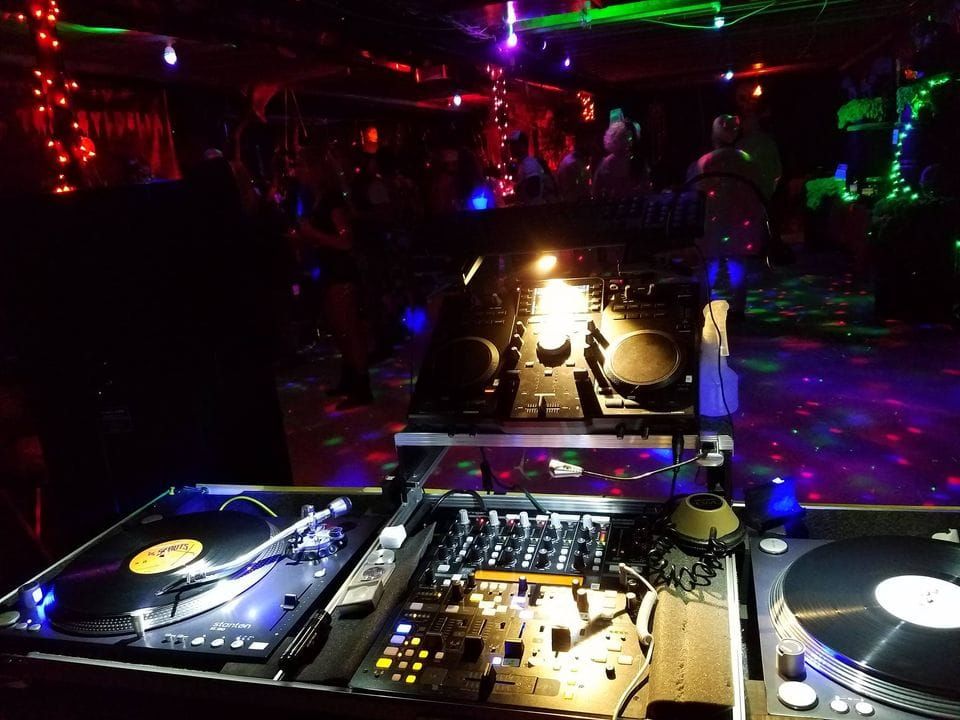 Vintage Vinyl DJ Rob Greco at Encore 201, Encore 201, Traverse City, 19 ...
