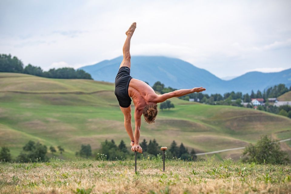 Handstand workshop in Amsterdam with Sam on Hands, Circuswerkplaats ...