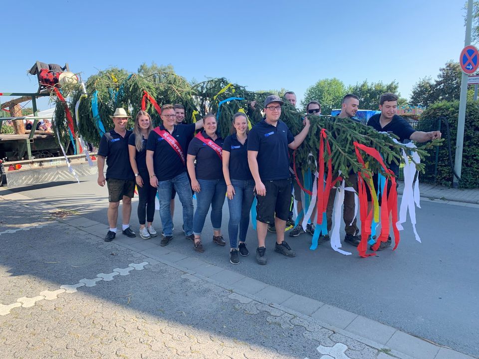 Kerbebaum aufstellen zur Kerb 2022 in Usingen-Eschbach, Kerbe- und ...