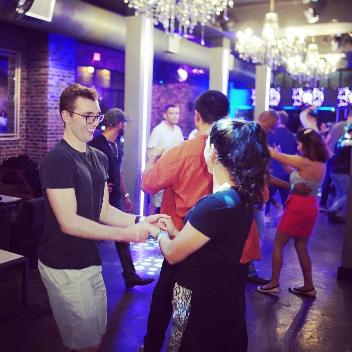 Meet & Dance Monday! Salsa Bachata for Ultra Beginners in Houston 04/25, Henke & Pillot, Houston ...