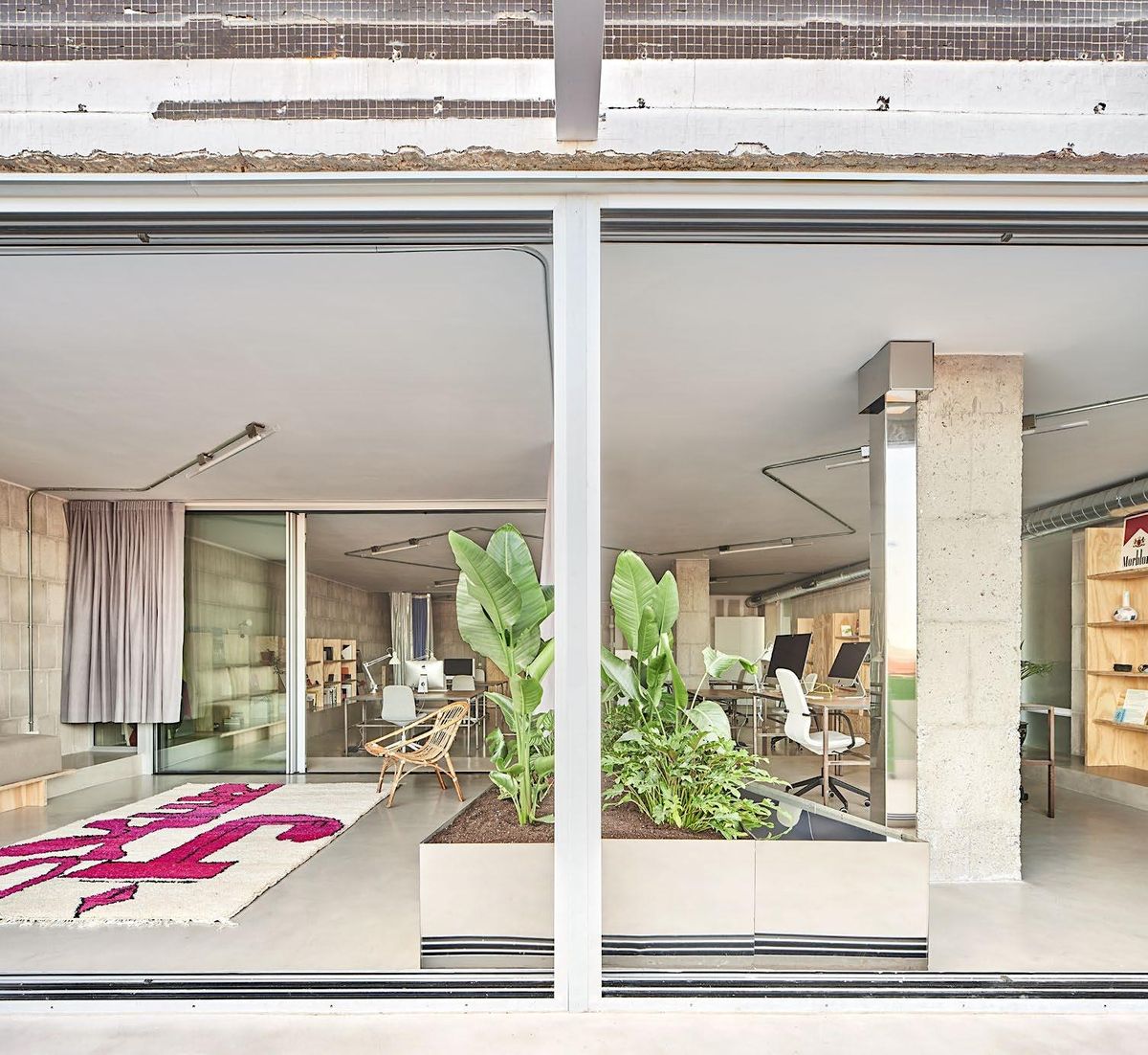 INTERIORS OCULTS Blurring 2 attics, de Bajet Girame, Carrer de Pujades ...