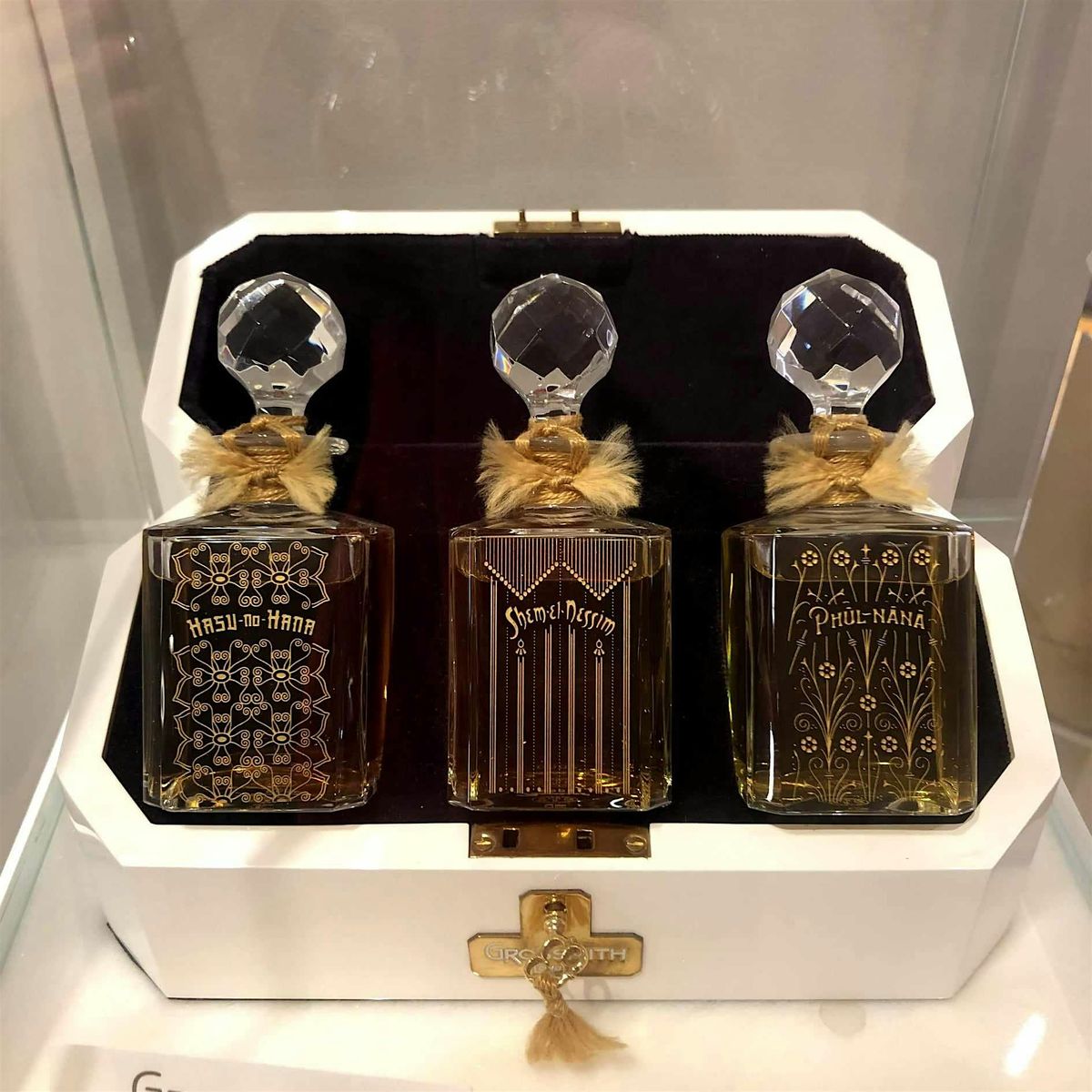 PERFUME GEMS IN MAYFAIR - AN EXCLUSIVE WALKING TOUR IN A GROUP OF FOUR ...