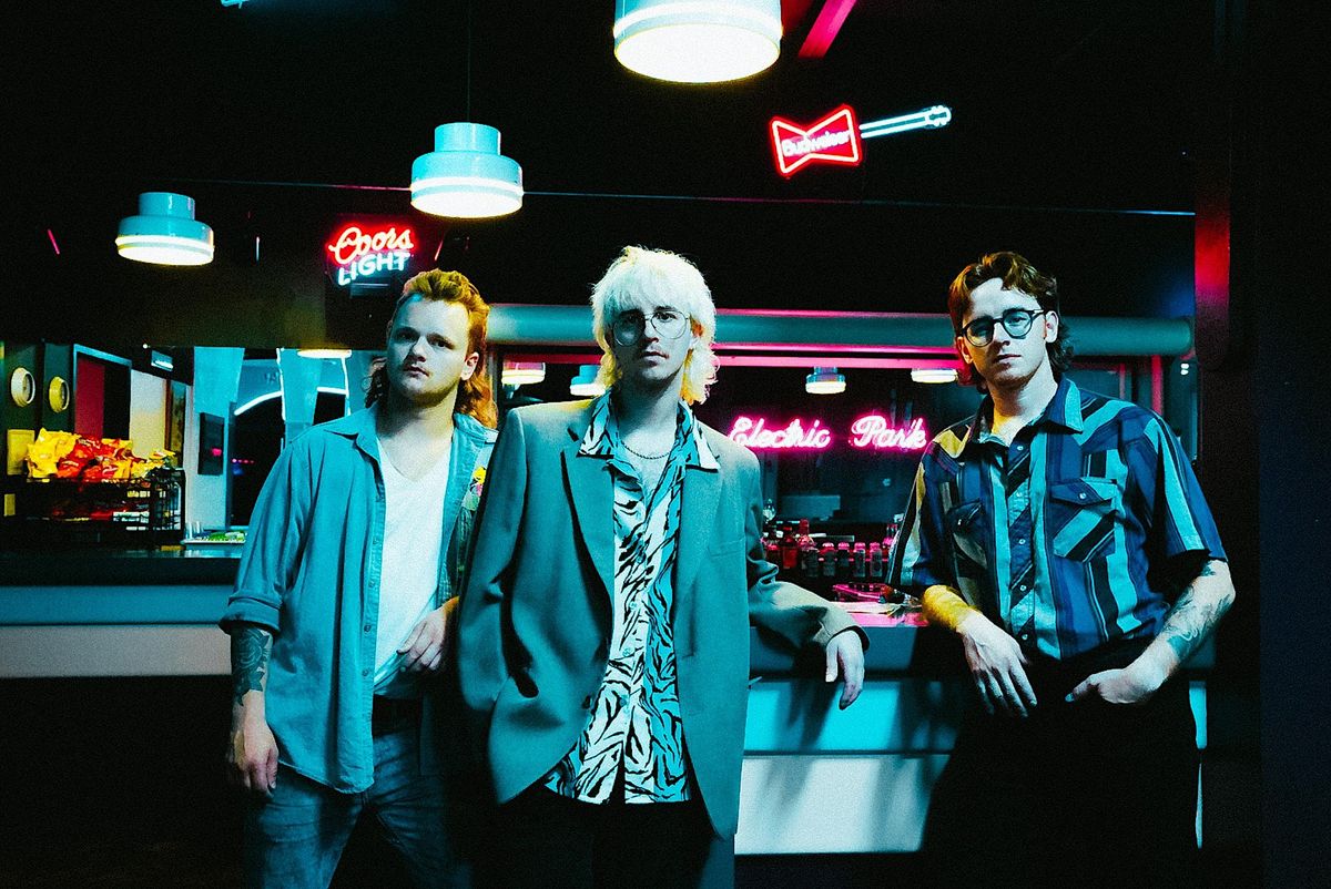 Mr Softheart w/ Modeling and Gravitys Constant, xBk Live, Des Moines, 9 ...