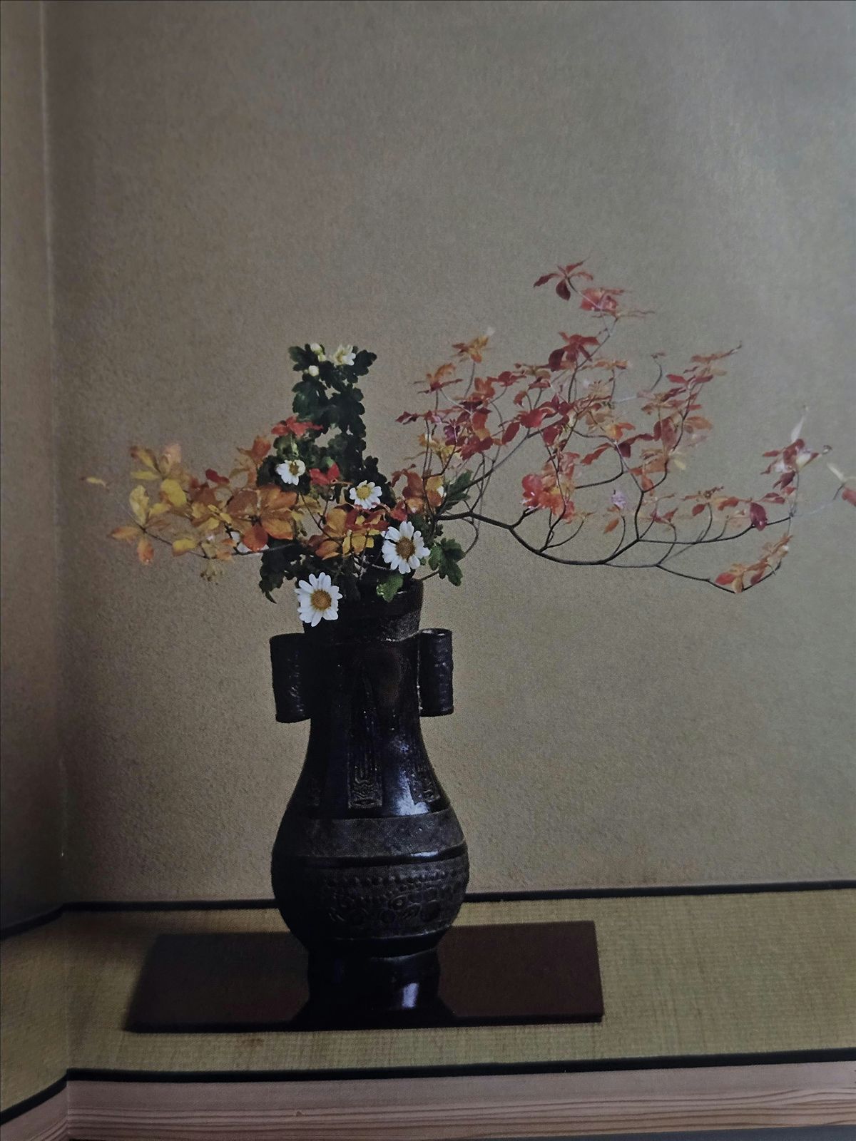 The Floral Art of Tea Ceremony : Rust and Crimson, Globus Washitsu, New ...